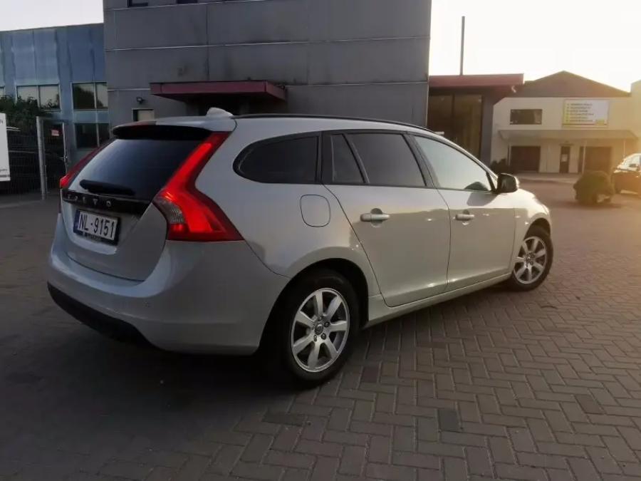 White Volvo V60 2012 in Kuldiga, with an engine capacity of 2.00 L and mileage of 254 thousand km for 5400 €, photo 1 on AUTOMOTO.COM.LV