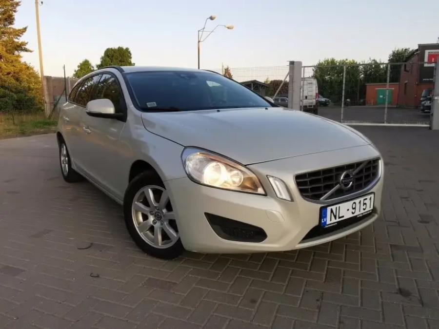 White Volvo V60 2012 in Kuldiga, with an engine capacity of 2.00 L and mileage of 254 thousand km for 5400 €, photo 3 on AUTOMOTO.COM.LV