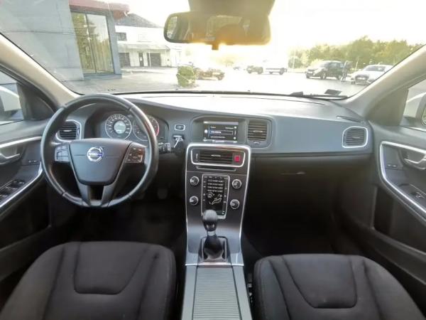 Белый Вольво B60 2012 в Кулдига, объемом двигателя 2.00 л и пробегом 254 тыс. км за 5400 €, фото 4 на AUTOMOTO.COM.LV