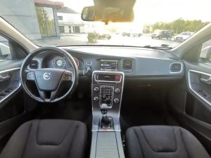 White Volvo V60 2012 in Kuldiga, with an engine capacity of 2.00 L and mileage of 254 thousand km for 5400 €, photo 5 on AUTOMOTO.COM.LV