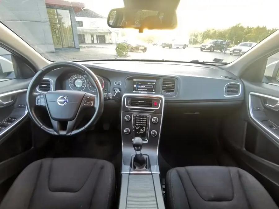White Volvo V60 2012 in Kuldiga, with an engine capacity of 2.00 L and mileage of 254 thousand km for 5400 €, photo 5 on AUTOMOTO.COM.LV