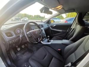 White Volvo V60 2012 in Kuldiga, with an engine capacity of 2.00 L and mileage of 254 thousand km for 5400 €, photo 6 on AUTOMOTO.COM.LV
