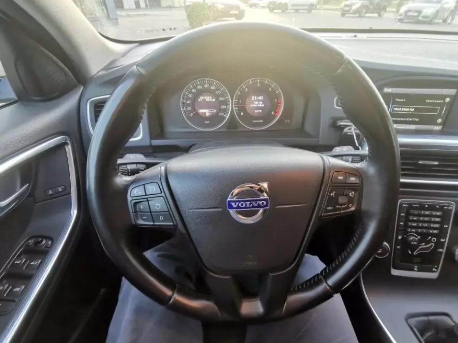 White Volvo V60 2012 in Kuldiga, with an engine capacity of 2.00 L and mileage of 254 thousand km for 5400 €, photo 7 on AUTOMOTO.COM.LV