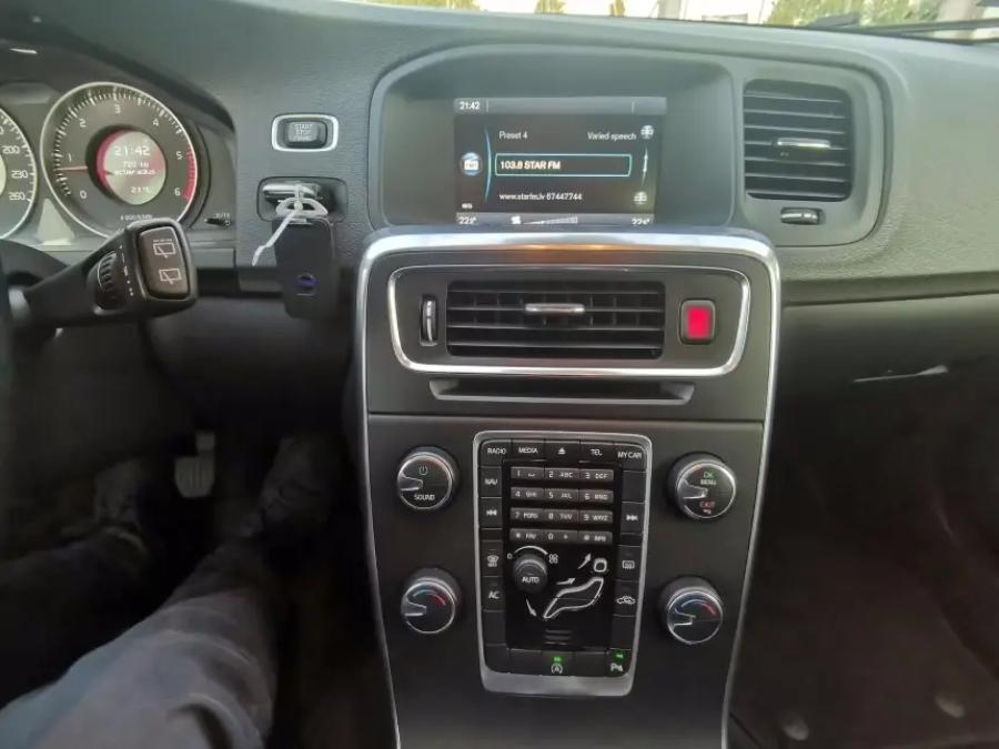 White Volvo V60 2012 in Kuldiga, with an engine capacity of 2.00 L and mileage of 254 thousand km for 5400 €, photo 8 on AUTOMOTO.COM.LV