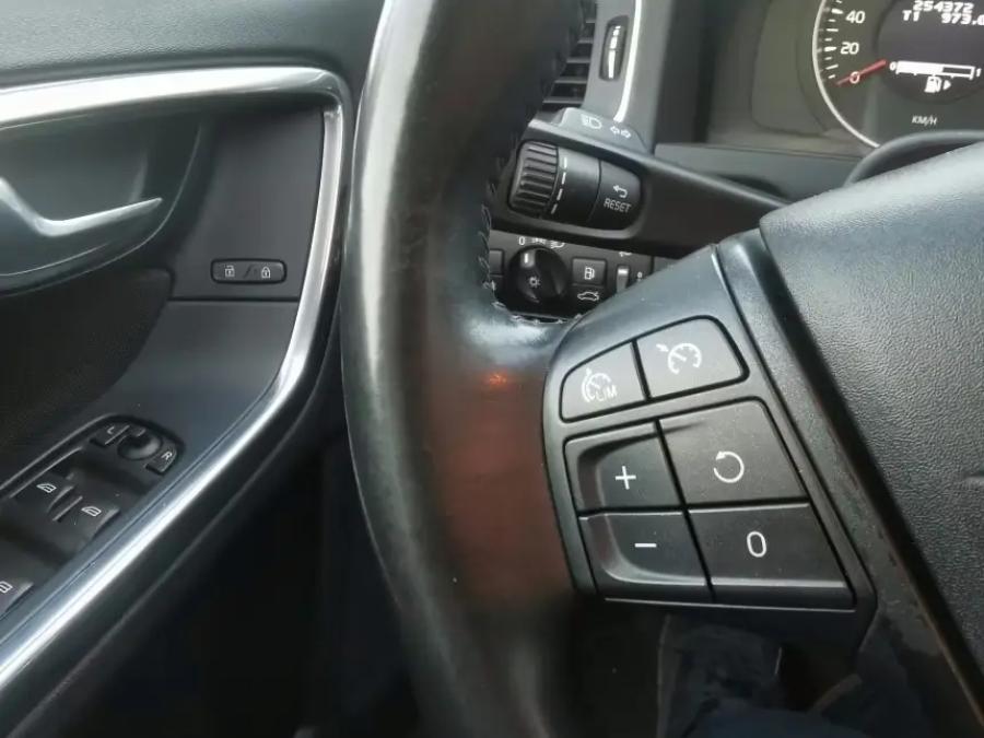 White Volvo V60 2012 in Kuldiga, with an engine capacity of 2.00 L and mileage of 254 thousand km for 5400 €, photo 11 on AUTOMOTO.COM.LV