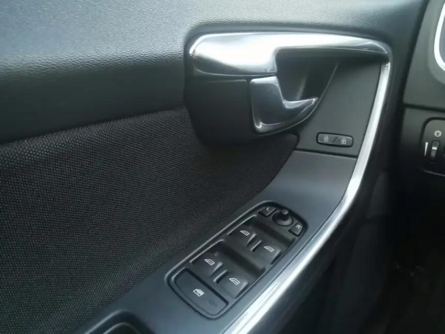 White Volvo V60 2012 in Kuldiga, with an engine capacity of 2.00 L and mileage of 254 thousand km for 5400 €, photo 12 on AUTOMOTO.COM.LV
