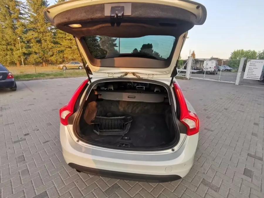 White Volvo V60 2012 in Kuldiga, with an engine capacity of 2.00 L and mileage of 254 thousand km for 5400 €, photo 14 on AUTOMOTO.COM.LV