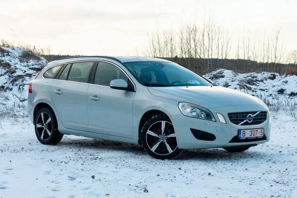 White Volvo V60 2012 in Riga, with an engine capacity of 1.60 L and mileage of 262 thousand km for 3995 €, photo 1 on AUTOMOTO.COM.LV