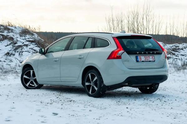 White Volvo V60 2012 in Riga, with an engine capacity of 1.60 L and mileage of 262 thousand km for 3995 €, photo 2 on AUTOMOTO.COM.LV