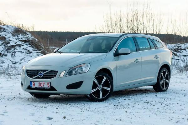 White Volvo V60 2012 in Riga, with an engine capacity of 1.60 L and mileage of 262 thousand km for 3995 €, photo 3 on AUTOMOTO.COM.LV