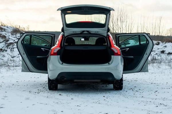 White Volvo V60 2012 in Riga, with an engine capacity of 1.60 L and mileage of 262 thousand km for 3995 €, photo 5 on AUTOMOTO.COM.LV