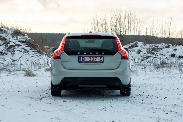 White Volvo V60 2012 in Riga, with an engine capacity of 1.60 L and mileage of 262 thousand km for 3995 €, photo 6 on AUTOMOTO.COM.LV