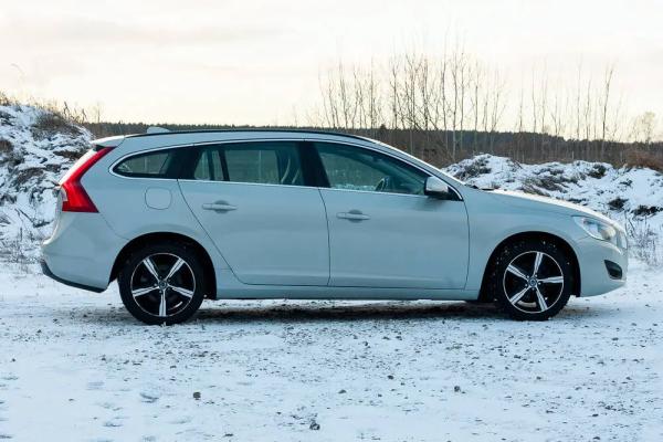 White Volvo V60 2012 in Riga, with an engine capacity of 1.60 L and mileage of 262 thousand km for 3995 €, photo 7 on AUTOMOTO.COM.LV