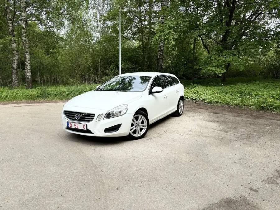 White Volvo V60 2012 in Riga, with an engine capacity of 2.00 L and mileage of 236 thousand km for 3000 €, photo 3 on AUTOMOTO.COM.LV