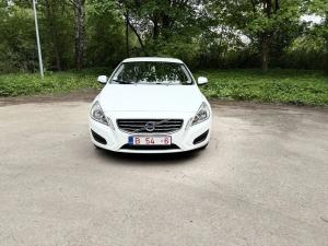 White Volvo V60 2012 in Riga, with an engine capacity of 2.00 L and mileage of 236 thousand km for 3000 €, photo 4 on AUTOMOTO.COM.LV