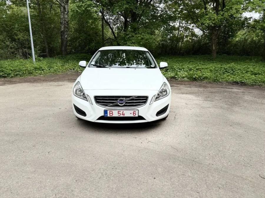 White Volvo V60 2012 in Riga, with an engine capacity of 2.00 L and mileage of 236 thousand km for 3000 €, photo 4 on AUTOMOTO.COM.LV