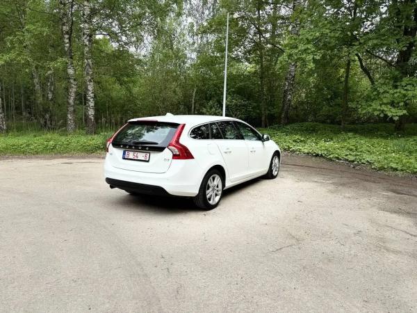 White Volvo V60 2012 in Riga, with an engine capacity of 2.00 L and mileage of 236 thousand km for 3000 €, photo 4 on AUTOMOTO.COM.LV