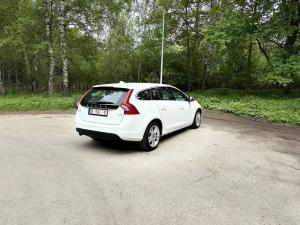 White Volvo V60 2012 in Riga, with an engine capacity of 2.00 L and mileage of 236 thousand km for 3000 €, photo 5 on AUTOMOTO.COM.LV