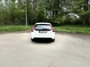 White Volvo V60 2012 in Riga, with an engine capacity of 2.00 L and mileage of 236 thousand km for 3000 €, photo 6 on AUTOMOTO.COM.LV