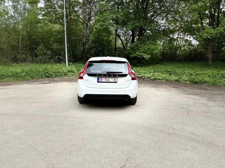 White Volvo V60 2012 in Riga, with an engine capacity of 2.00 L and mileage of 236 thousand km for 3000 €, photo 6 on AUTOMOTO.COM.LV