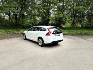 White Volvo V60 2012 in Riga, with an engine capacity of 2.00 L and mileage of 236 thousand km for 3000 €, photo 7 on AUTOMOTO.COM.LV