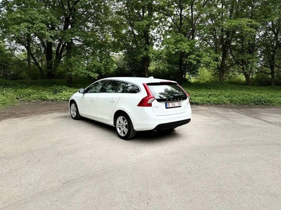 White Volvo V60 2012 in Riga, with an engine capacity of 2.00 L and mileage of 236 thousand km for 3000 €, photo 7 on AUTOMOTO.COM.LV