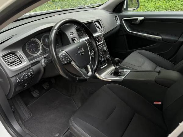 White Volvo V60 2012 in Riga, with an engine capacity of 2.00 L and mileage of 236 thousand km for 3000 €, photo 7 on AUTOMOTO.COM.LV
