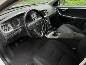White Volvo V60 2012 in Riga, with an engine capacity of 2.00 L and mileage of 236 thousand km for 3000 €, photo 8 on AUTOMOTO.COM.LV