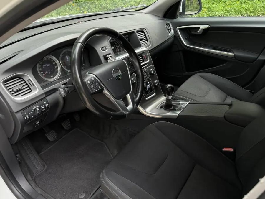 White Volvo V60 2012 in Riga, with an engine capacity of 2.00 L and mileage of 236 thousand km for 3000 €, photo 8 on AUTOMOTO.COM.LV