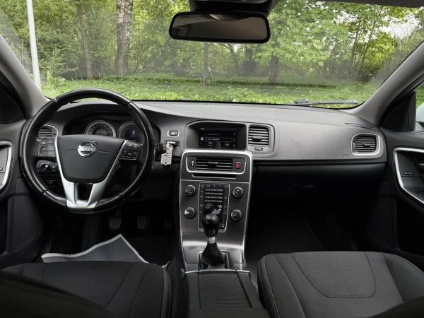 White Volvo V60 2012 in Riga, with an engine capacity of 2.00 L and mileage of 236 thousand km for 3000 €, photo 8 on AUTOMOTO.COM.LV