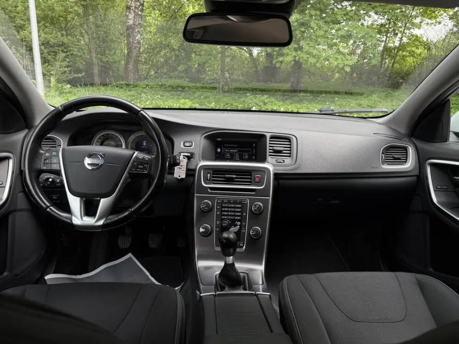White Volvo V60 2012 in Riga, with an engine capacity of 2.00 L and mileage of 236 thousand km for 3000 €, photo 9 on AUTOMOTO.COM.LV