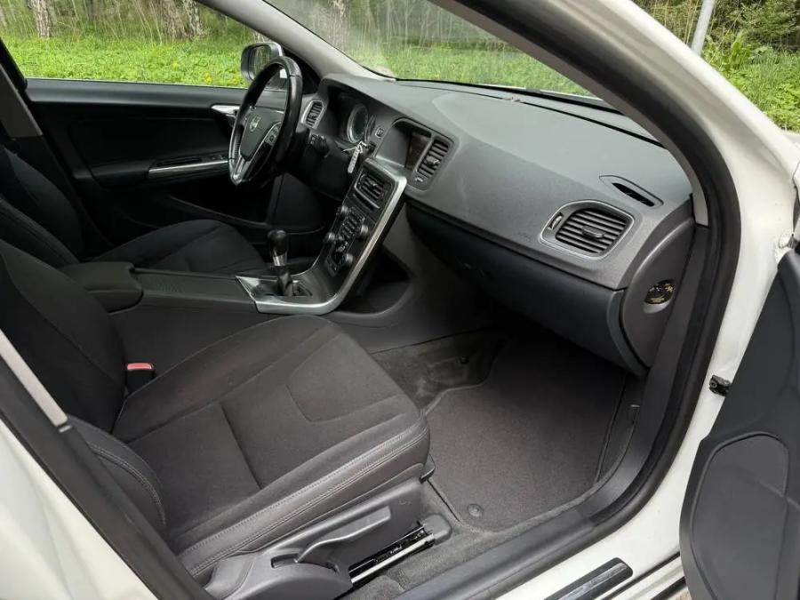 White Volvo V60 2012 in Riga, with an engine capacity of 2.00 L and mileage of 236 thousand km for 3000 €, photo 10 on AUTOMOTO.COM.LV