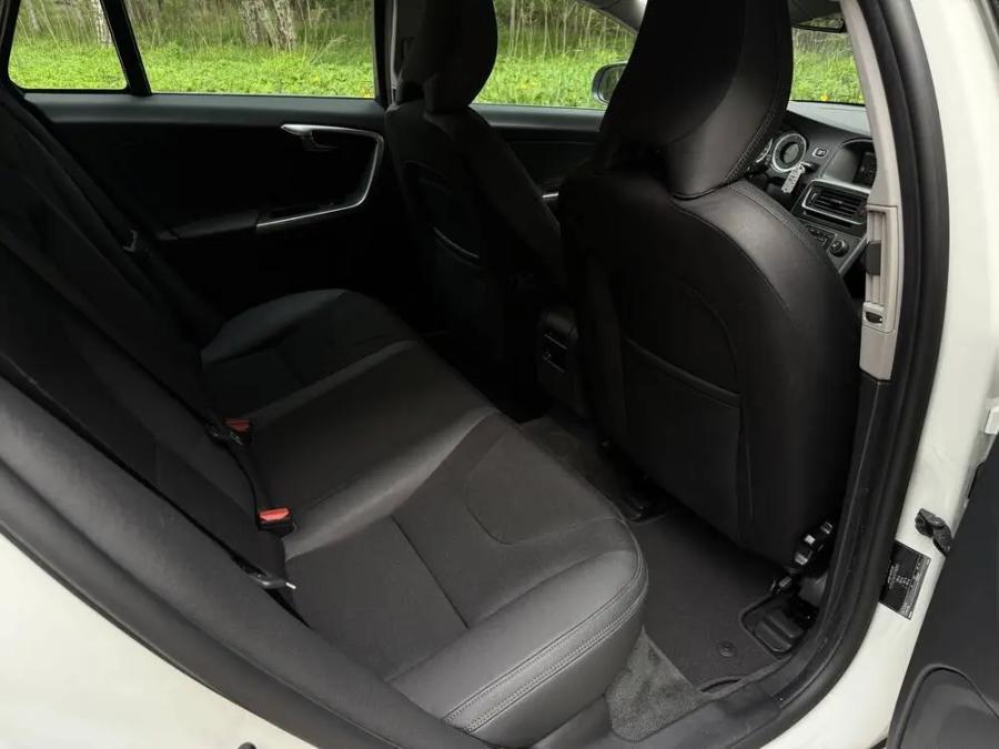 White Volvo V60 2012 in Riga, with an engine capacity of 2.00 L and mileage of 236 thousand km for 3000 €, photo 11 on AUTOMOTO.COM.LV