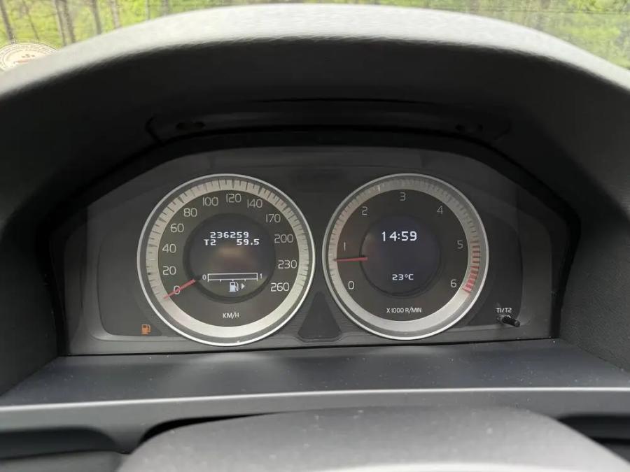 White Volvo V60 2012 in Riga, with an engine capacity of 2.00 L and mileage of 236 thousand km for 3000 €, photo 13 on AUTOMOTO.COM.LV
