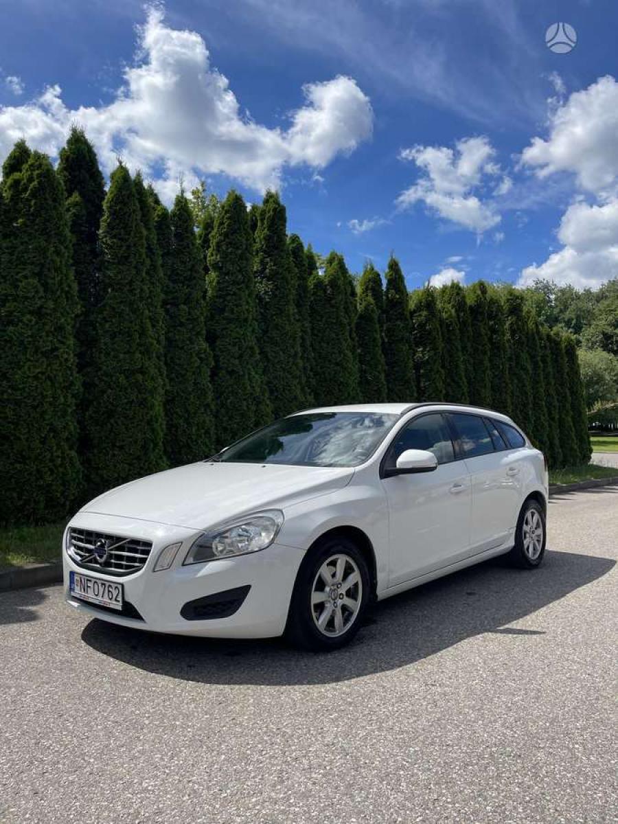 Balts Volvo V60 2012 Kauņa, ar dzinēja tilpumu 2.00 L un nobraukumu 303 tūkst. km par 3490 €, foto 1 vietnē AUTOMOTO.COM.LV