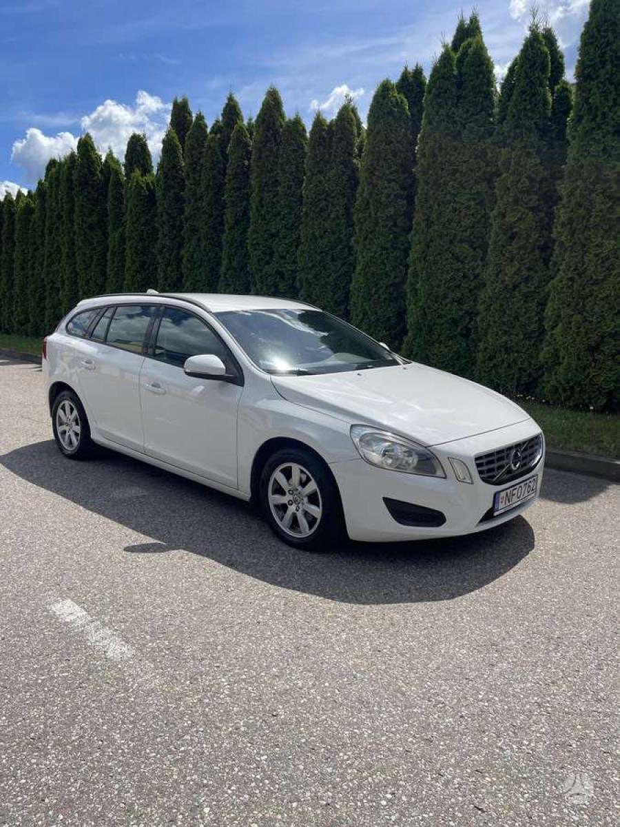 Balts Volvo V60 2012 Kauņa, ar dzinēja tilpumu 2.00 L un nobraukumu 303 tūkst. km par 3490 €, foto 4 vietnē AUTOMOTO.COM.LV