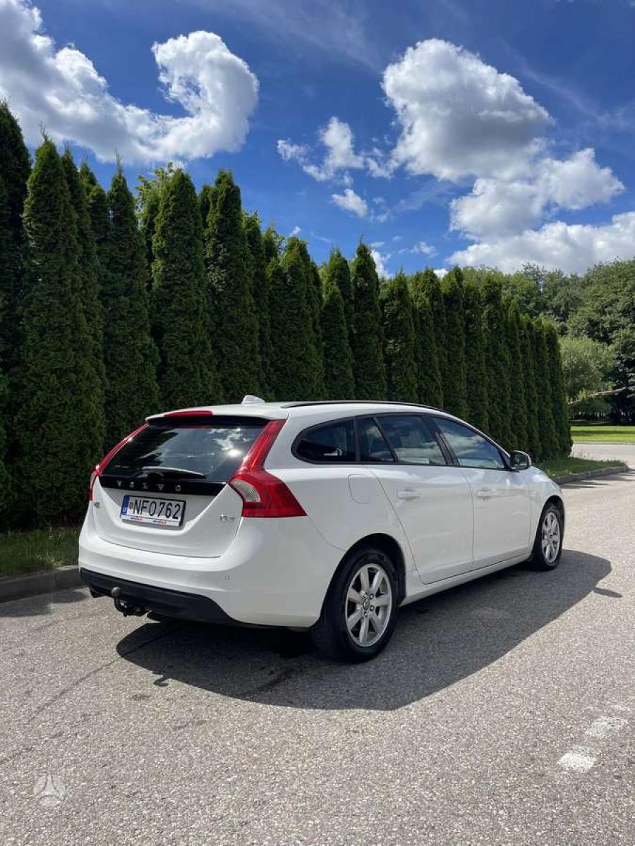 Balts Volvo V60 2012 Kauņa, ar dzinēja tilpumu 2.00 L un nobraukumu 303 tūkst. km par 3490 €, foto 9 vietnē AUTOMOTO.COM.LV