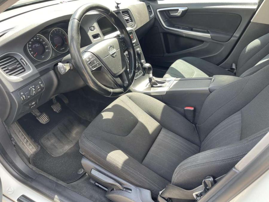 Balts Volvo V60 2012 Kauņa, ar dzinēja tilpumu 2.00 L un nobraukumu 303 tūkst. km par 3490 €, foto 13 vietnē AUTOMOTO.COM.LV
