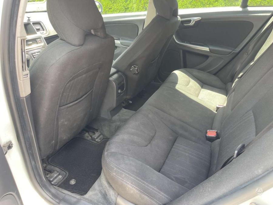 Balts Volvo V60 2012 Kauņa, ar dzinēja tilpumu 2.00 L un nobraukumu 303 tūkst. km par 3490 €, foto 14 vietnē AUTOMOTO.COM.LV