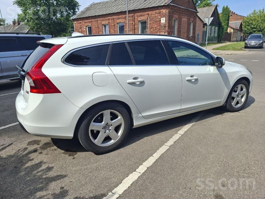 Balts Volvo V60 2012 Daugavpils, ar dzinēja tilpumu 1.60 L un nobraukumu 344 tūkst. km par 7100 €, foto 5 vietnē AUTOMOTO.COM.LV