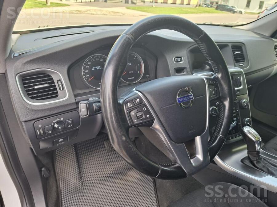 Balts Volvo V60 2012 Daugavpils, ar dzinēja tilpumu 1.60 L un nobraukumu 344 tūkst. km par 7100 €, foto 8 vietnē AUTOMOTO.COM.LV
