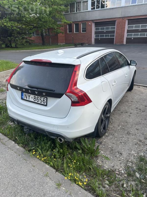 Balts Volvo V60 2012 Talsi, ar dzinēja tilpumu 2.40 L un nobraukumu 0 tūkst. km par 6200 €, foto 2 vietnē AUTOMOTO.COM.LV