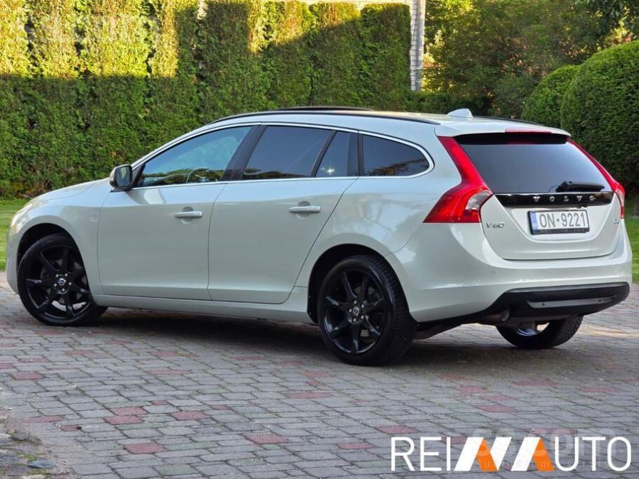White Volvo V60 2012 in Riga, with an engine capacity of 2.00 L and mileage of 292 thousand km for 6350 €, photo 4 on AUTOMOTO.COM.LV