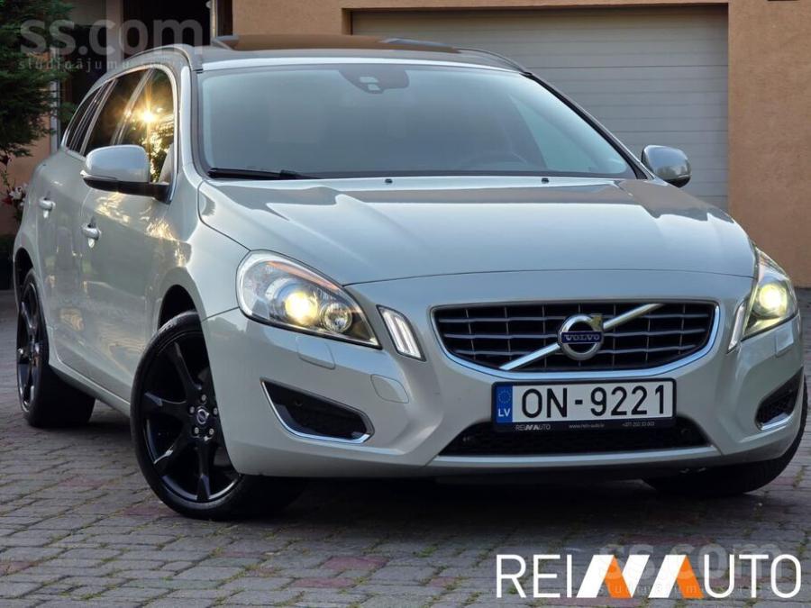 White Volvo V60 2012 in Riga, with an engine capacity of 2.00 L and mileage of 292 thousand km for 6350 €, photo 8 on AUTOMOTO.COM.LV