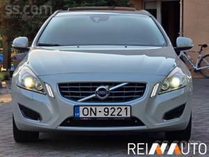 White Volvo V60 2012 in Riga, with an engine capacity of 2.00 L and mileage of 292 thousand km for 6350 €, photo 9 on AUTOMOTO.COM.LV