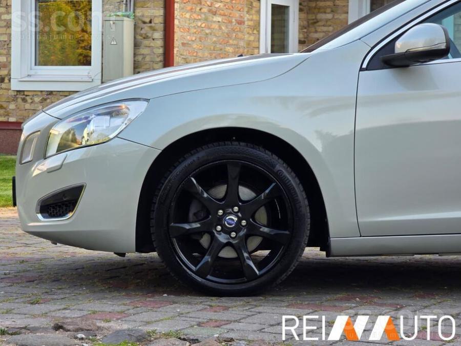 White Volvo V60 2012 in Riga, with an engine capacity of 2.00 L and mileage of 292 thousand km for 6350 €, photo 10 on AUTOMOTO.COM.LV