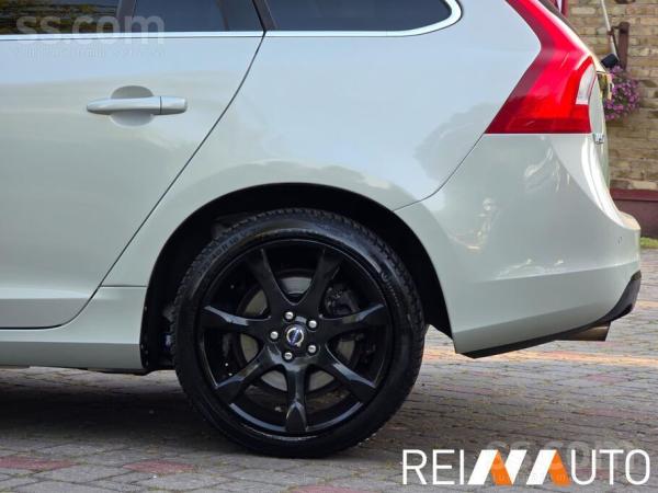 White Volvo V60 2012 in Riga, with an engine capacity of 2.00 L and mileage of 292 thousand km for 6350 €, photo 10 on AUTOMOTO.COM.LV
