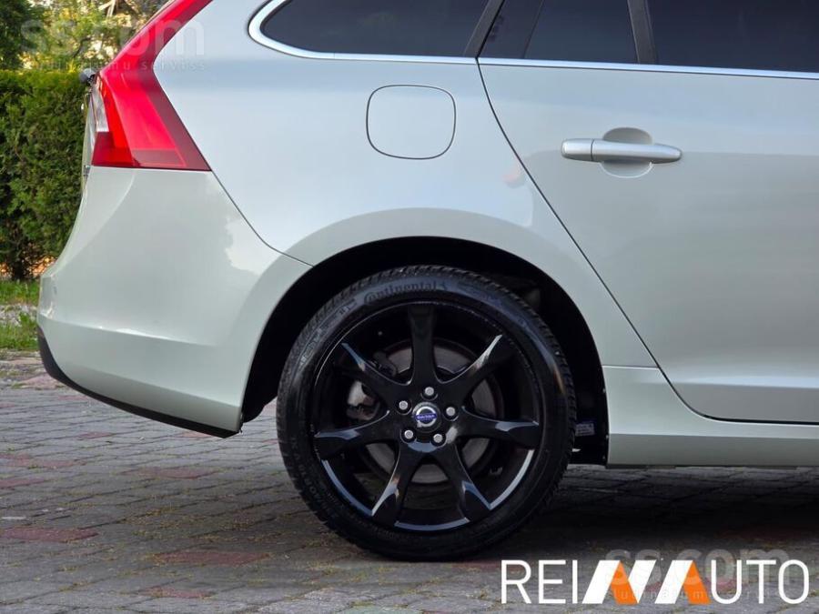 White Volvo V60 2012 in Riga, with an engine capacity of 2.00 L and mileage of 292 thousand km for 6350 €, photo 12 on AUTOMOTO.COM.LV