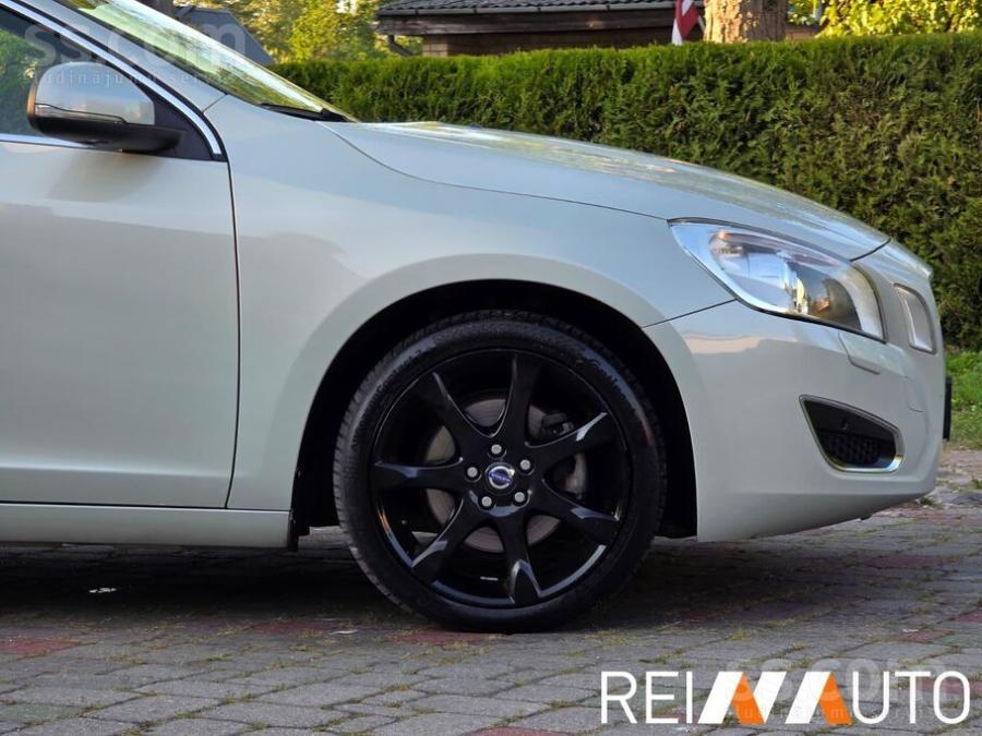 White Volvo V60 2012 in Riga, with an engine capacity of 2.00 L and mileage of 292 thousand km for 6350 €, photo 13 on AUTOMOTO.COM.LV