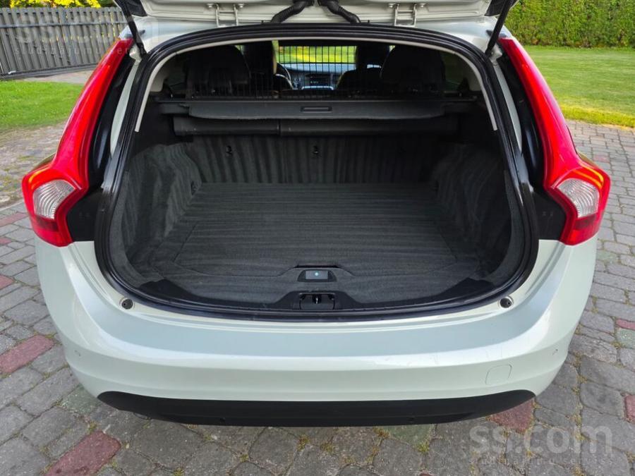 White Volvo V60 2012 in Riga, with an engine capacity of 2.00 L and mileage of 292 thousand km for 6350 €, photo 14 on AUTOMOTO.COM.LV